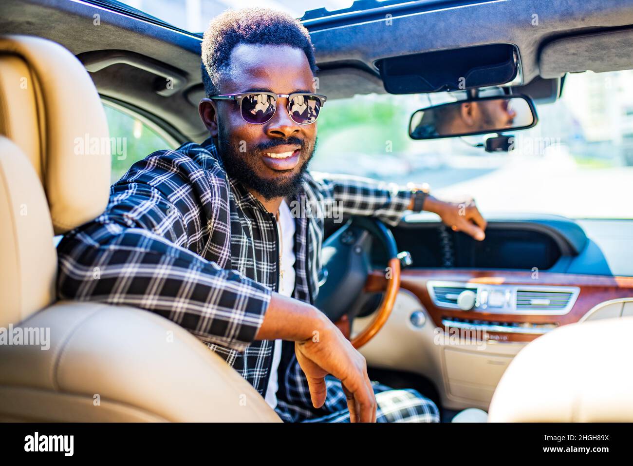 Homme dans une voiture de luxe Banque de photographies et d’images à ...