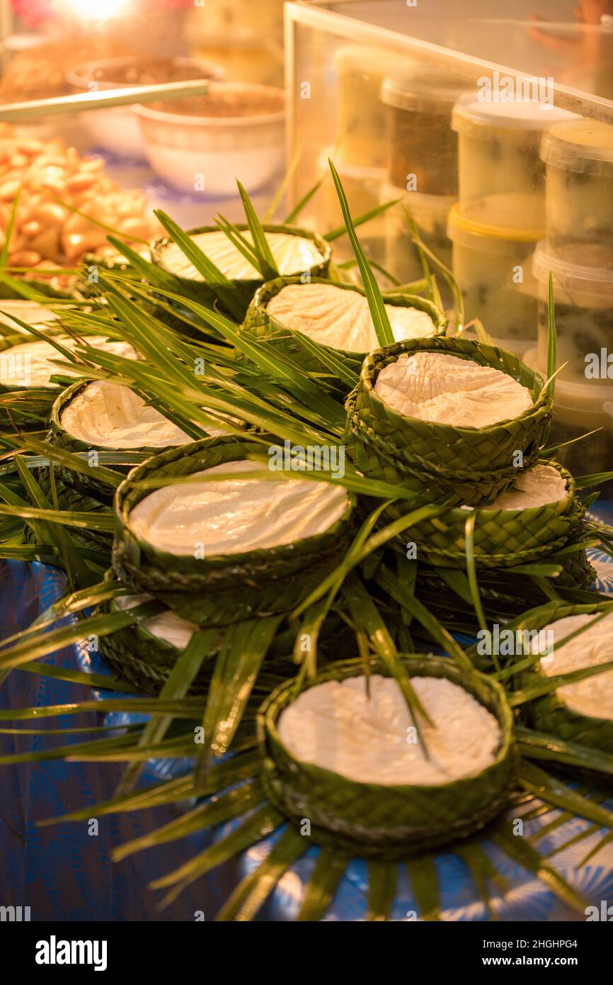 Fromage de chèvre blanc marocain dans un marché de souk au Maroc Photo ...