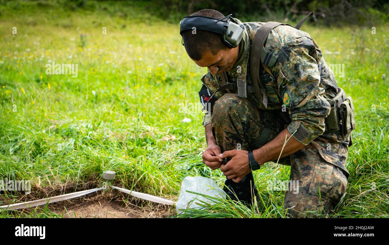 Un soldat bulgare charge un magazine lors de la compétition européenne ...