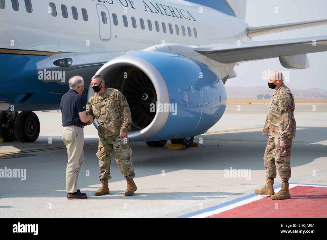 Le colonel Corey Simmons de la Force aérienne des États-Unis, au centre ...