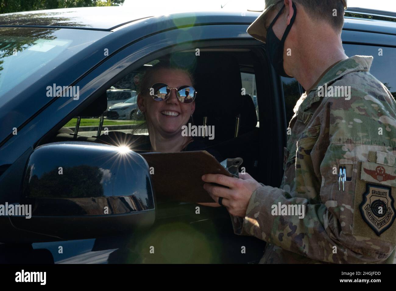 Le colonel Russell Cook de la US Air Force, à droite, commandant de la ...