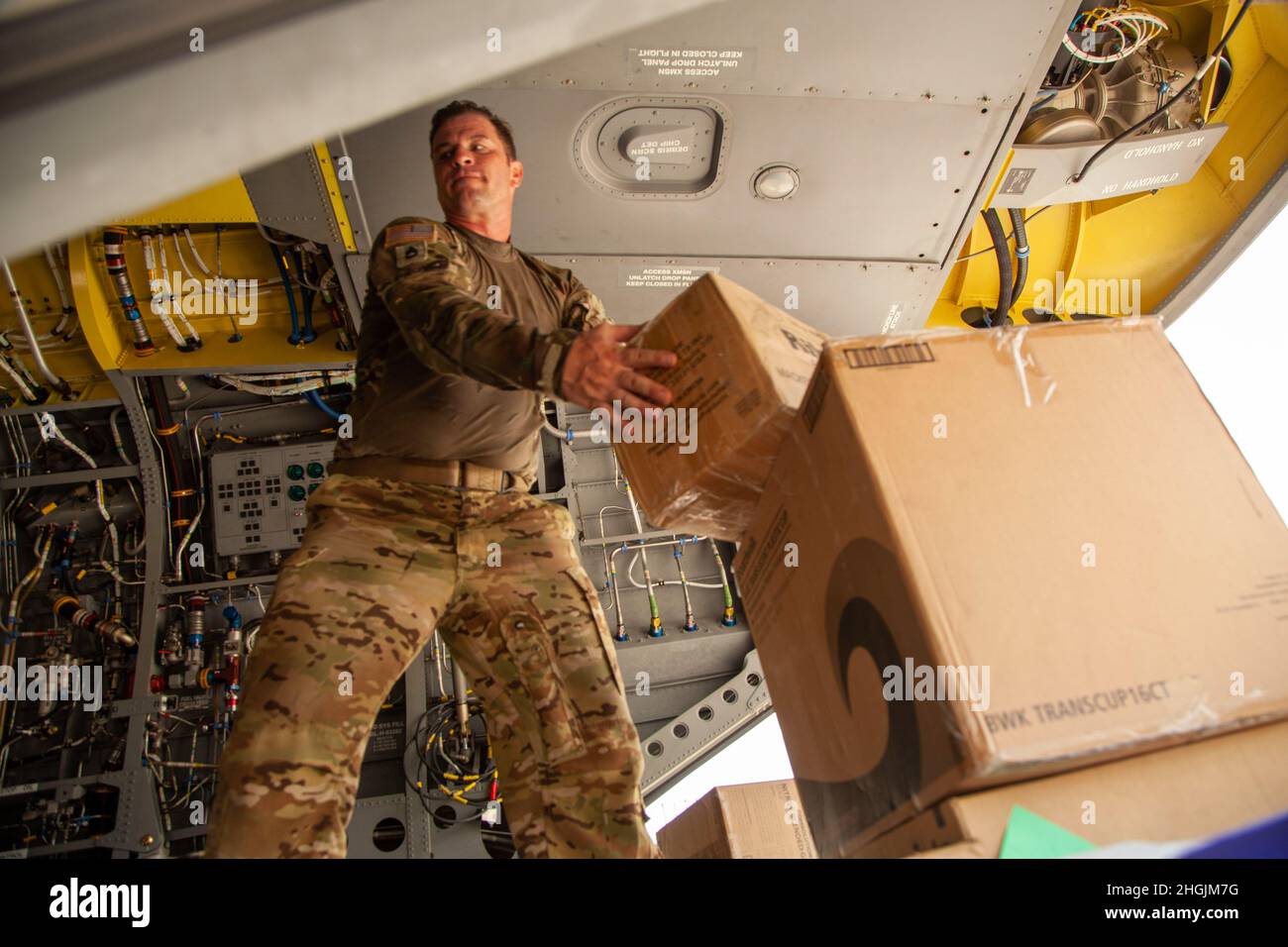 SFC. Christopher Durkovic, de 1-228 Bravo Company, aide à charger du ...