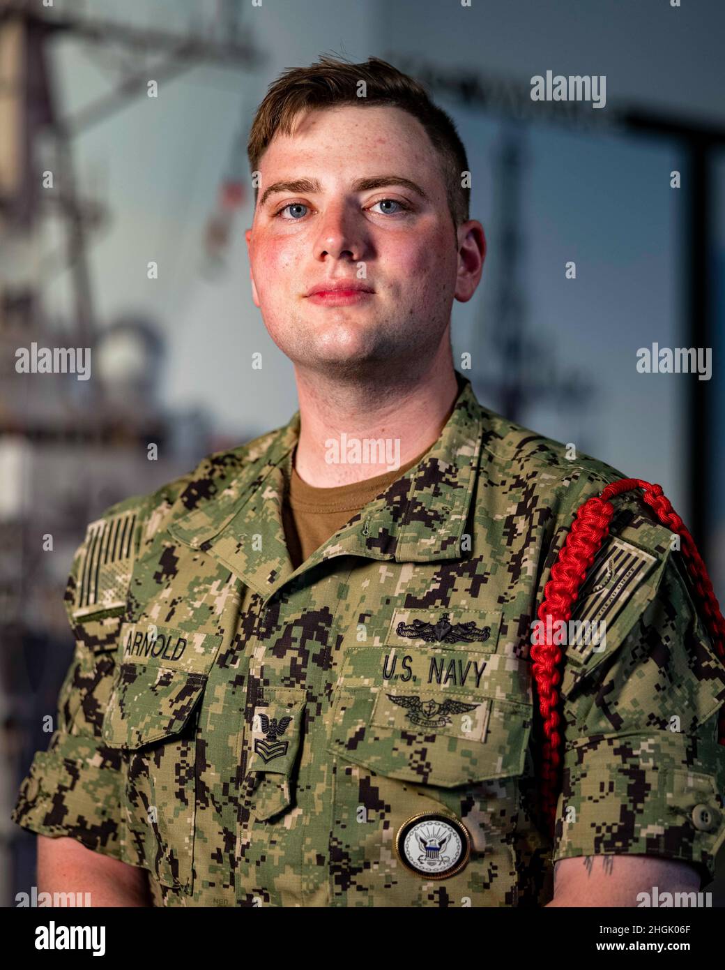 Spécialiste des opérations 1st classe Jacob Arnold pose pour un ...
