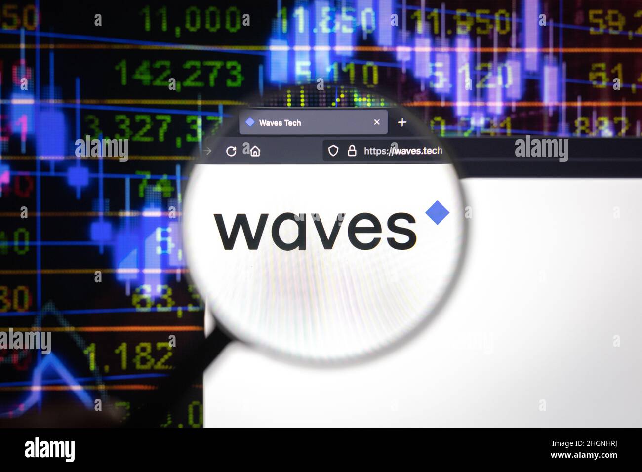 Waves crypto logo de la société sur un site Web, vu sur un écran d'ordinateur à travers une ...
