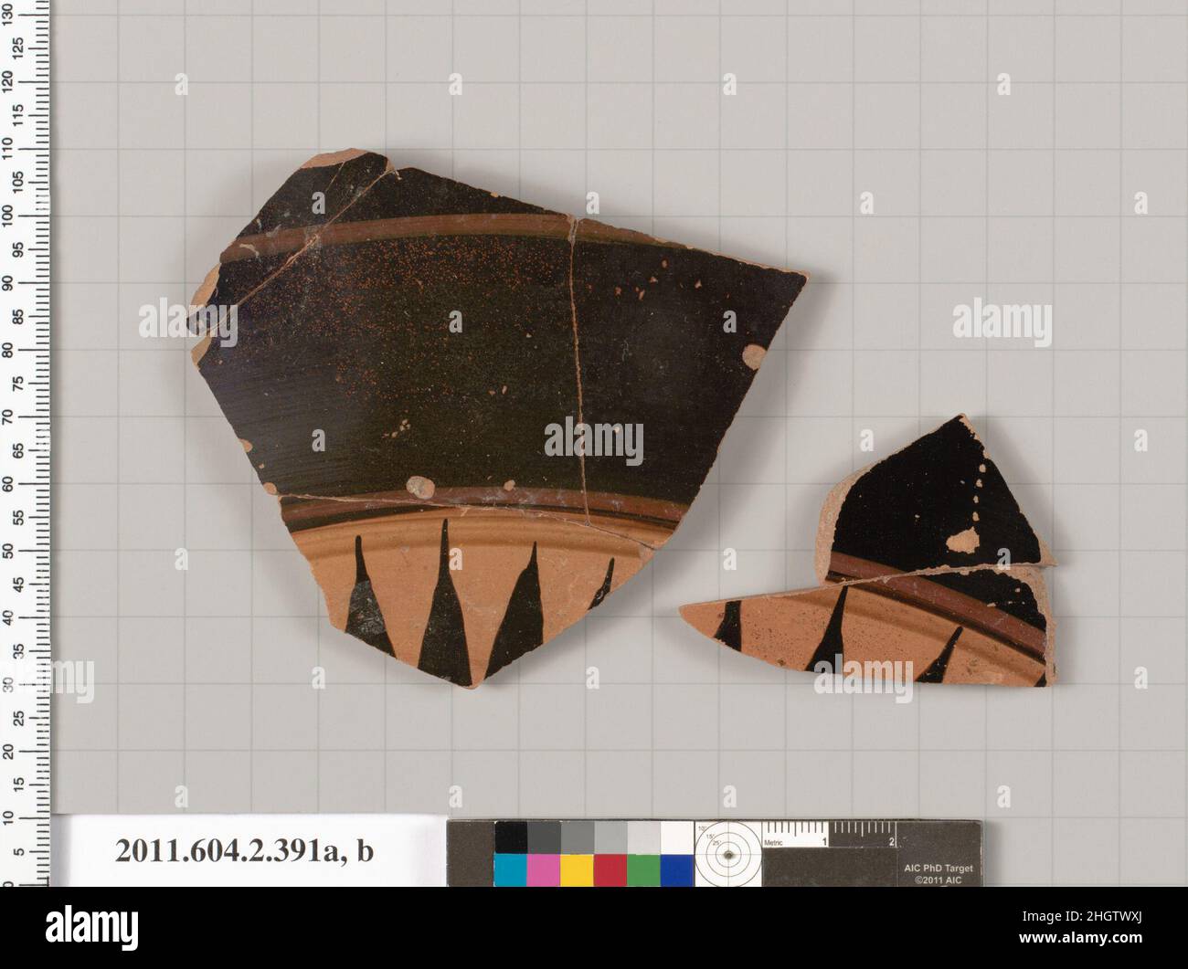 Fragments de terre cuite d'un cratère à colonnes (bol pour mélanger le ...
