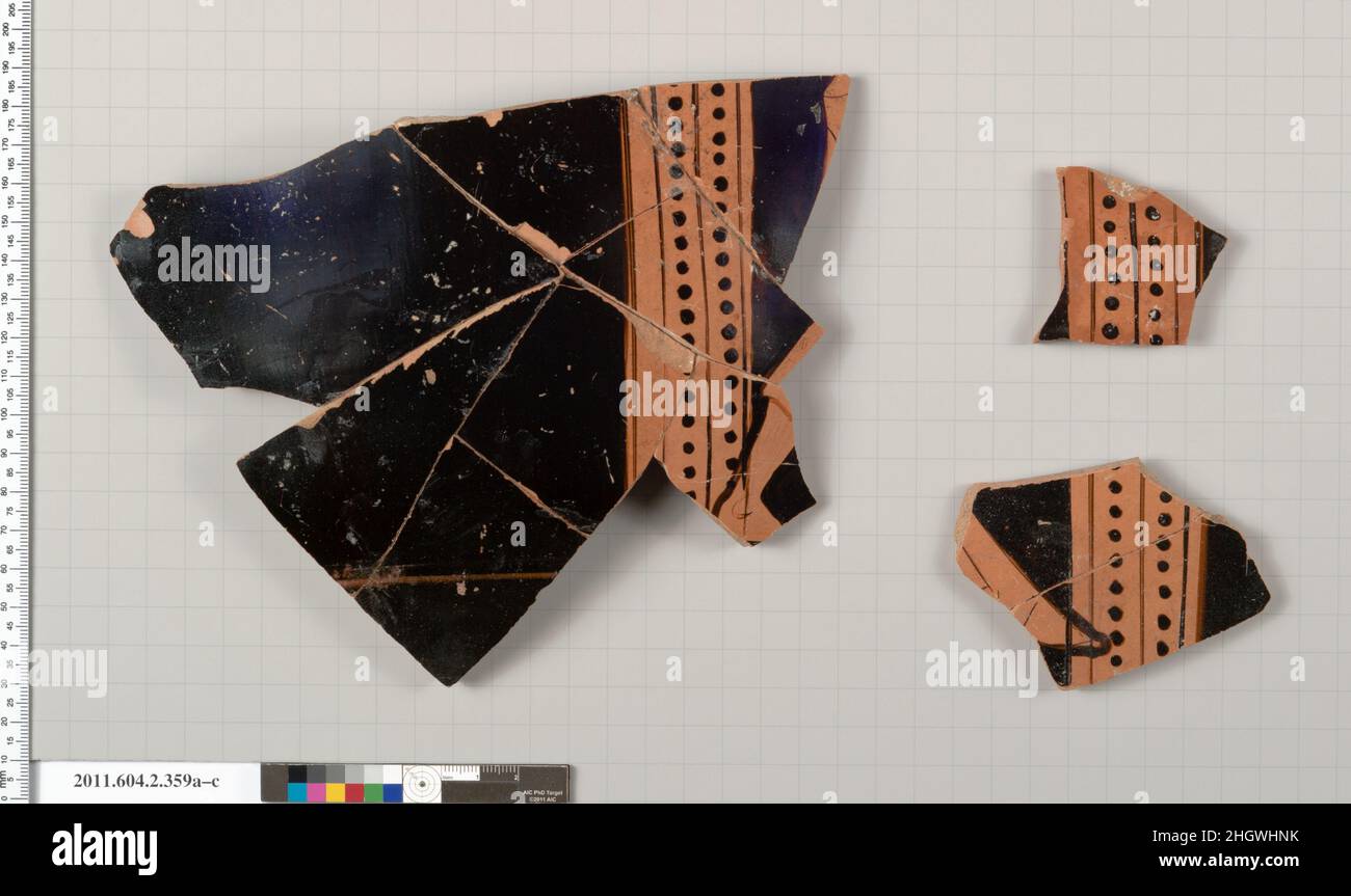 Fragments de terre cuite d'un cratère à colonnes (bol pour mélanger le ...