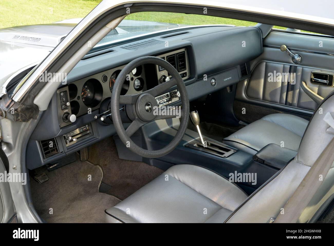 L'intérieur argent d'une Camaro Z28 1981 de Chevrolet montre le tableau ...