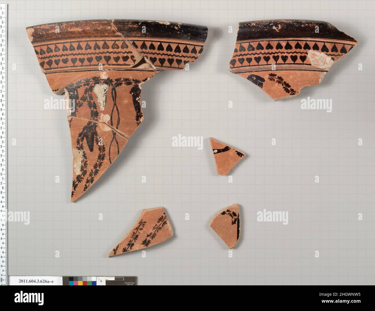 Fragments de terre cuite d'un calice-krater (bol pour mélanger le vin ...