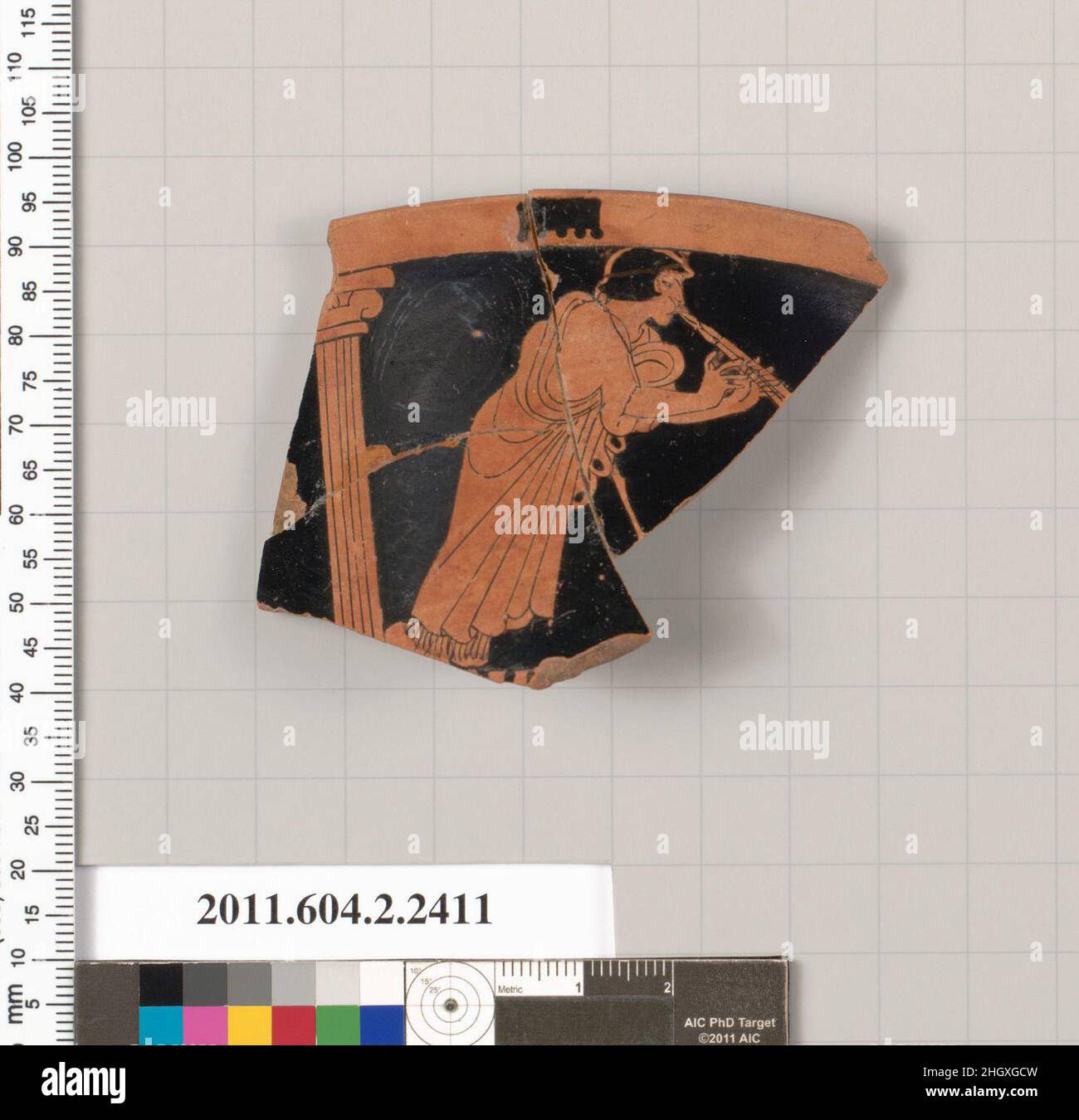 Fragment de terre cuite d'un rhyton (vase pour les libations ou boire ...