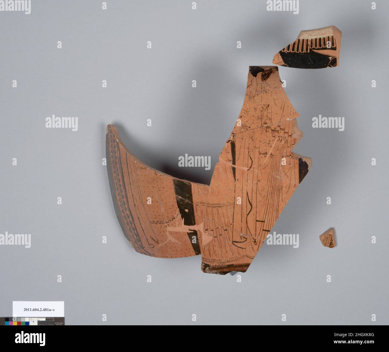 Fragments de terre cuite d'un cratère à colonnes (bol pour mélanger le ...