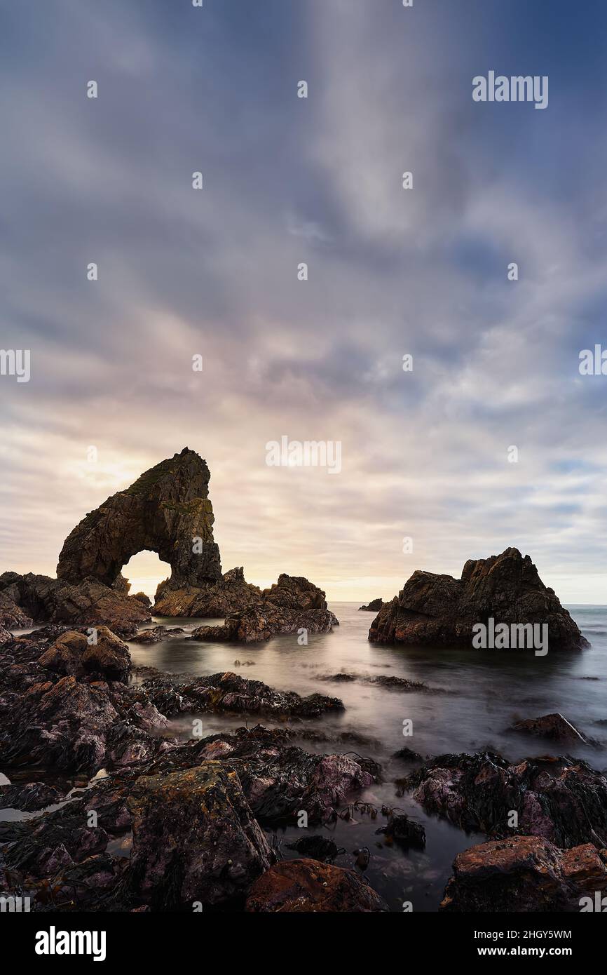 Arche naturelle dans les rochers sur la plage Banque de photographies ...