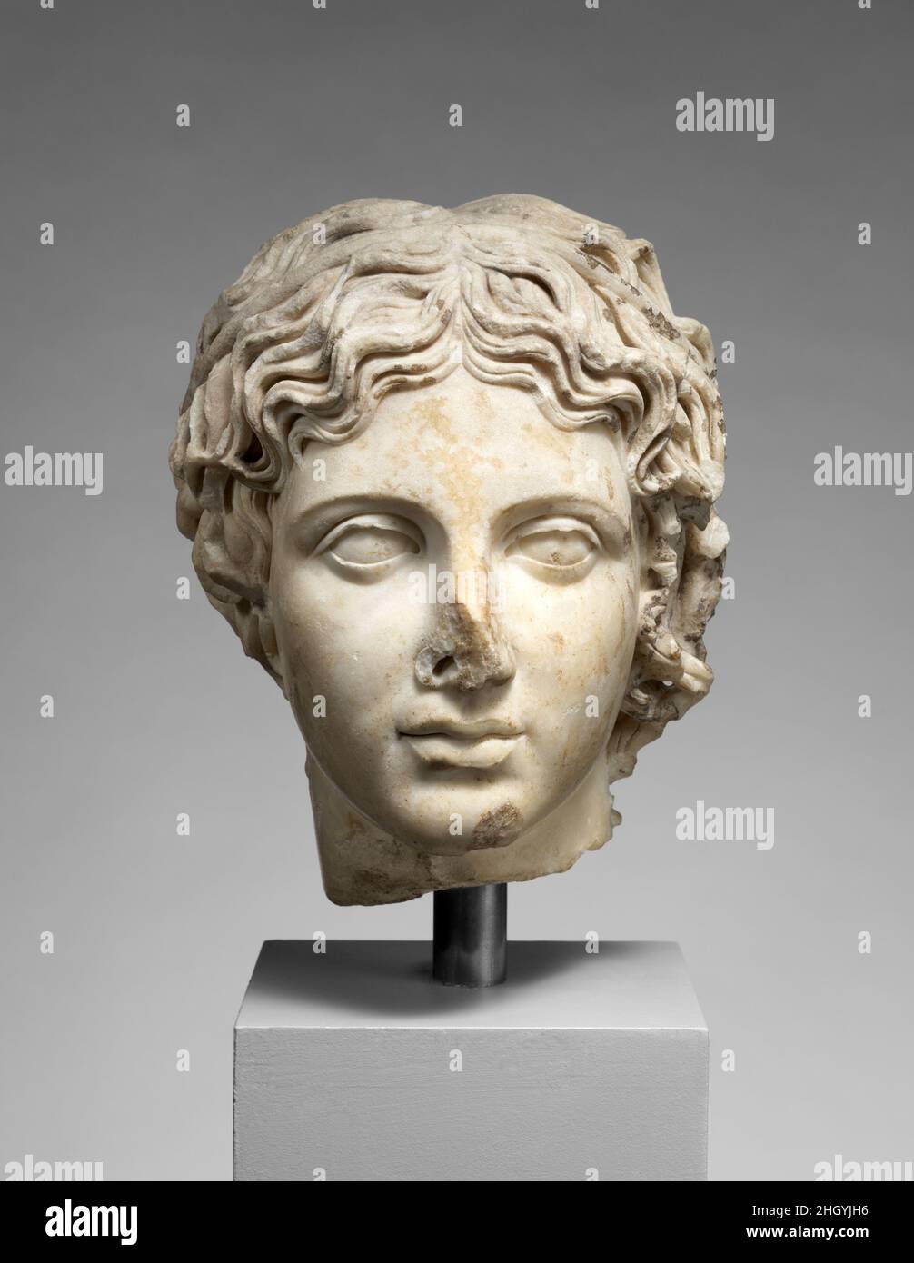 Tête en marbre d'un jeune A.D. 117–161 Roman cette tête idéalisée est ...