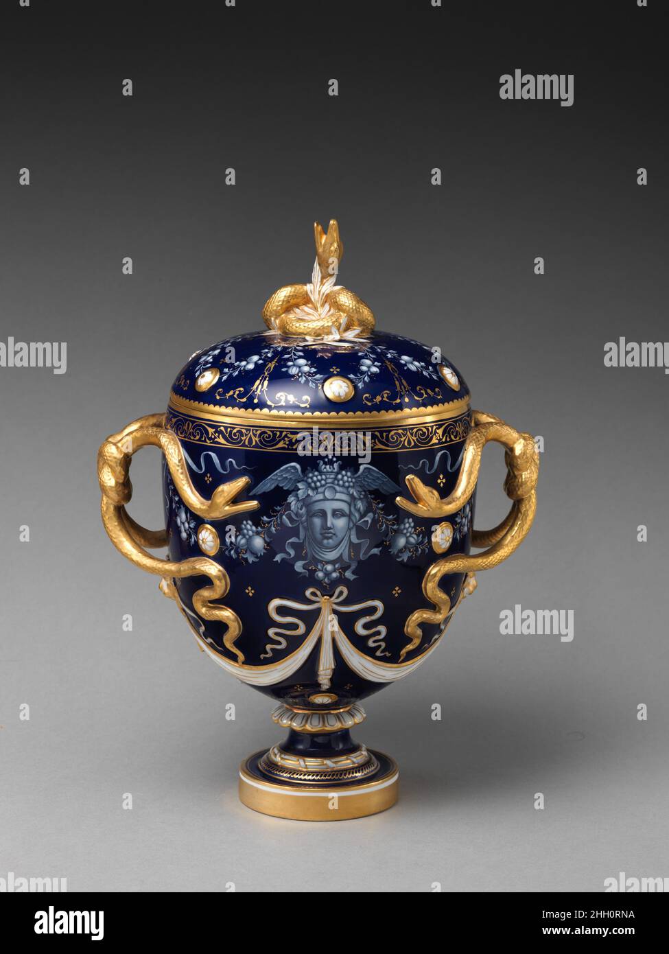 Vase avec décoration Medusa et poignées de serpent ca.1891 Minton(s ...