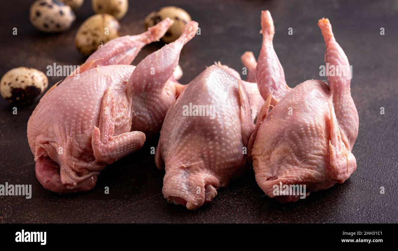 Viande de caille fraîche Banque de photographies et d’images à haute ...