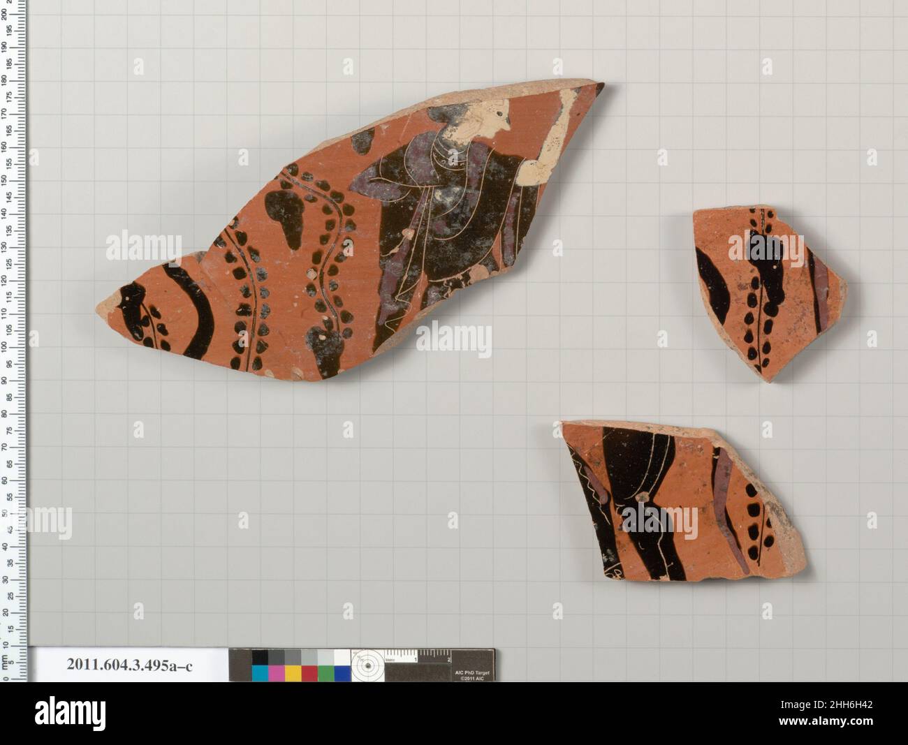 Fragments de terre cuite d'une colonne-krater (bol pour mélanger le vin ...