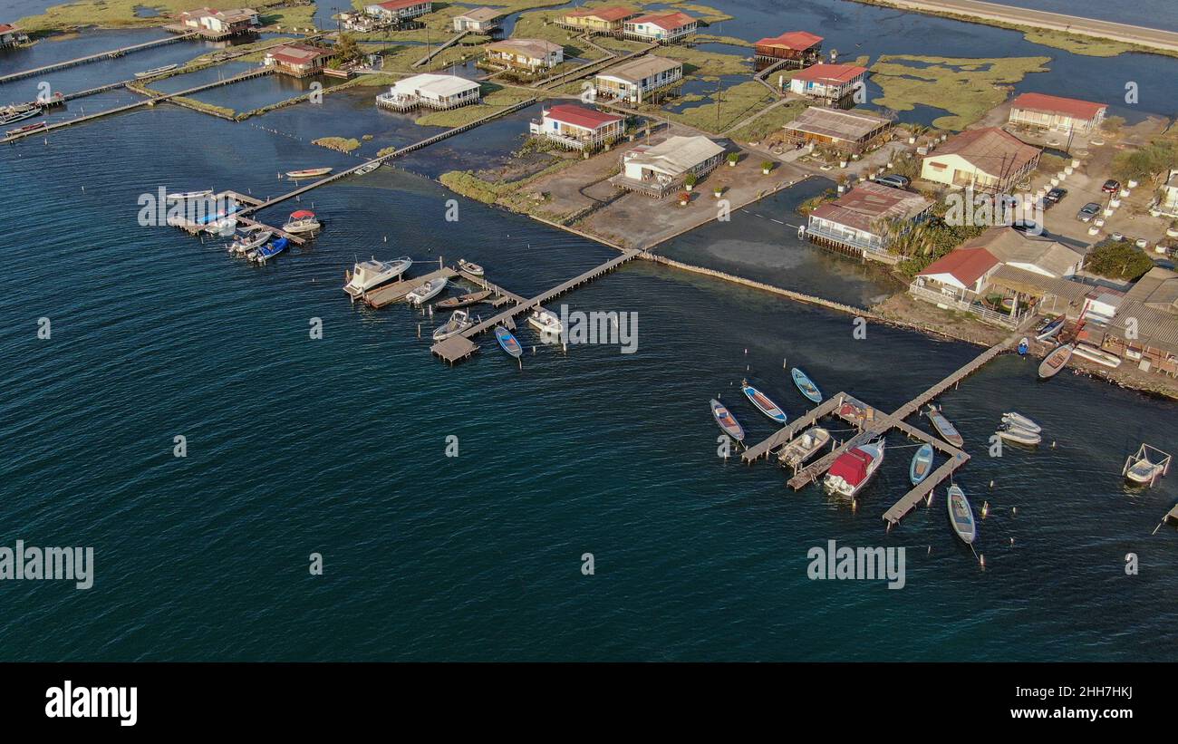 Vue aérienne par drone de Tourlida, village traditionnel de pêcheurs ...