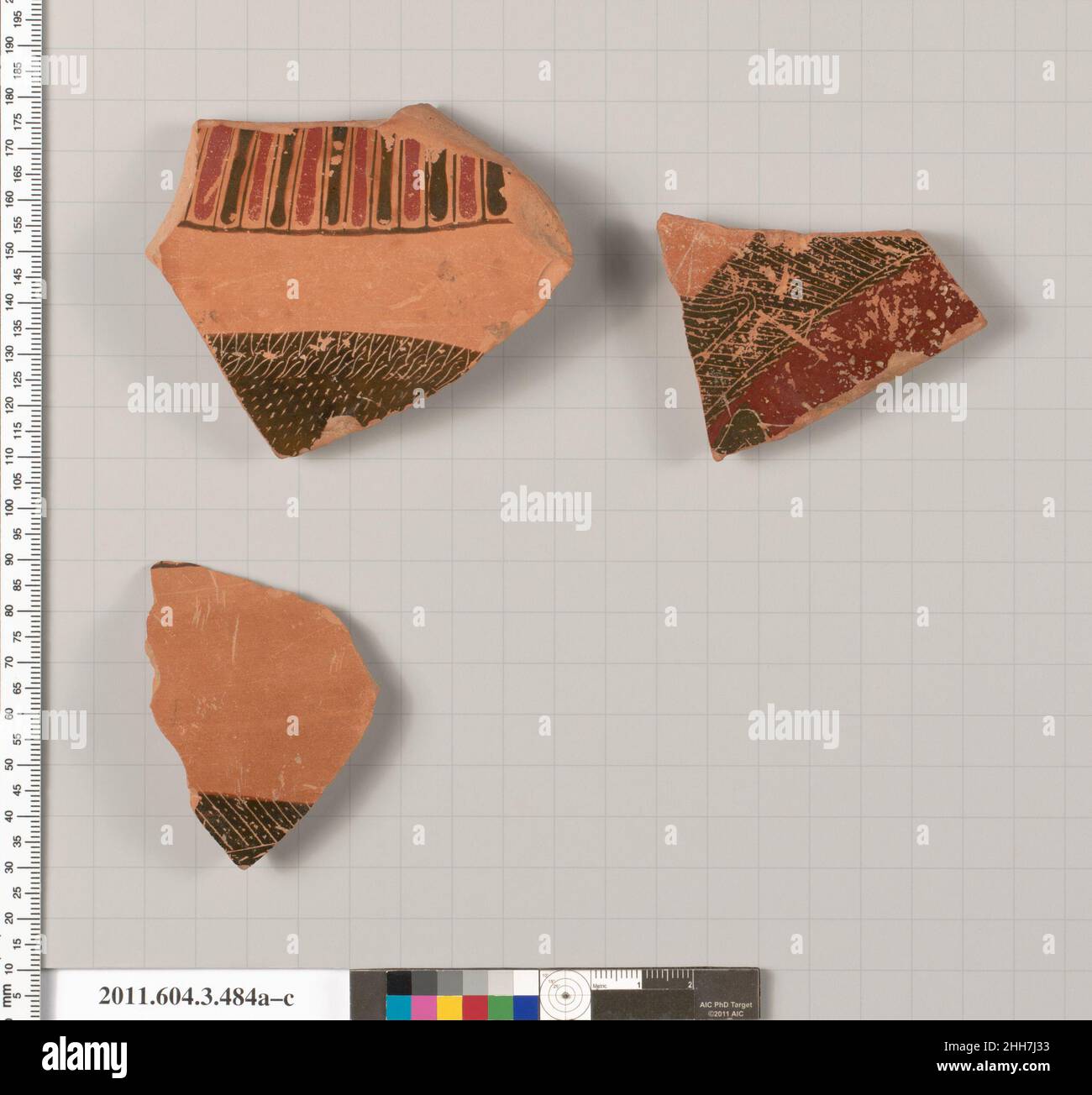 Fragments de terre cuite d'un cratère à colonnes (bol pour mélanger le ...