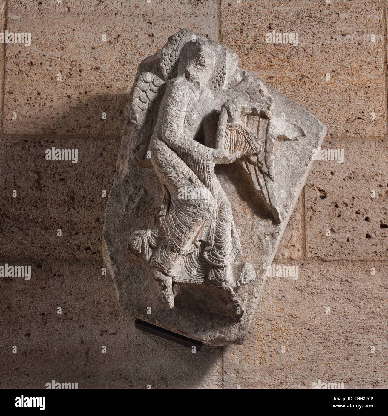 Ange ca.1130 français apparemment à flot en plein air, avec sa ...