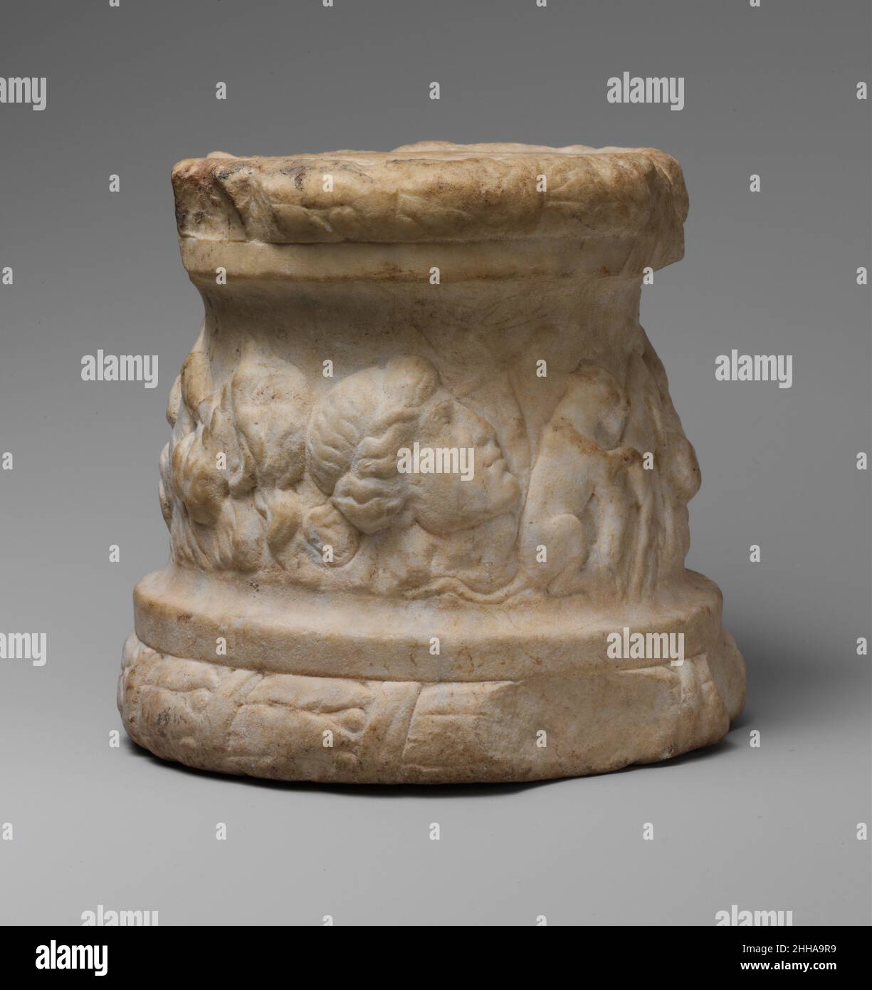 Autel rond en marbre avec une frise d'animaux et de masques 1st siècle ...