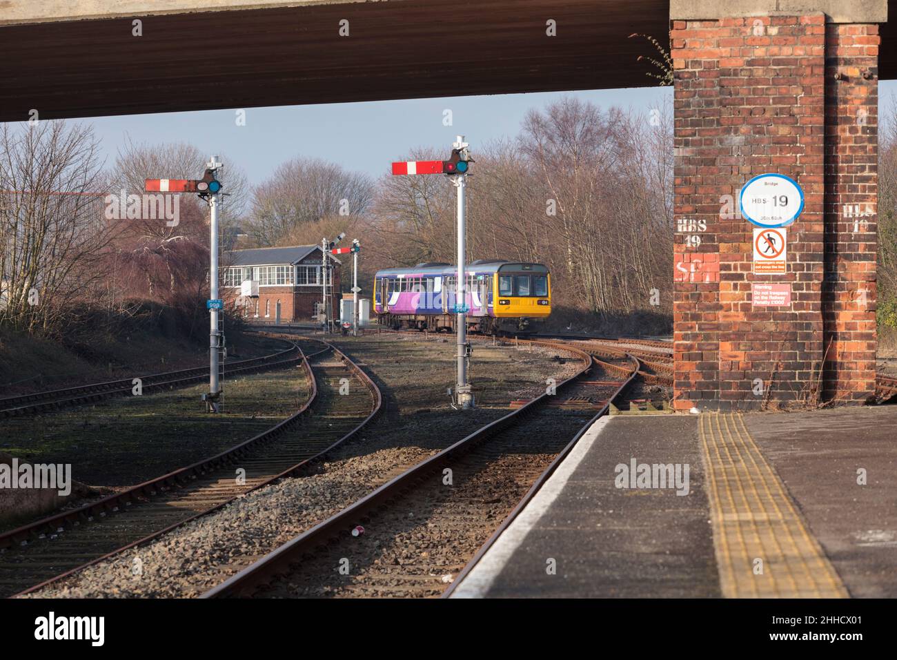Northern Rail classe 142 Pacer train ( rail-bus ) 142011 avec signaux ...