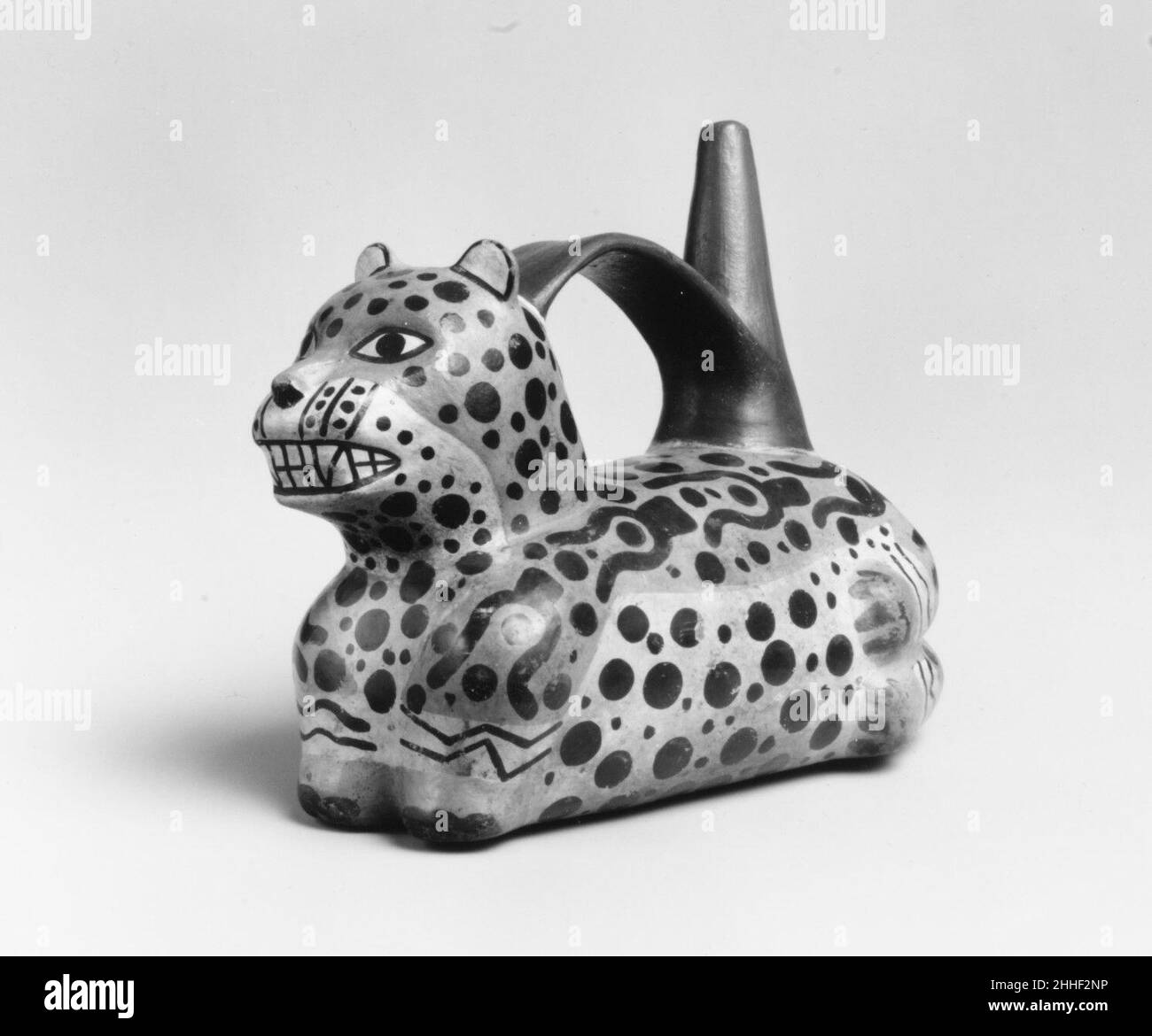 Alerte Jaguar ca.500–900 Wari cette féline en céramique couchée, faite ...