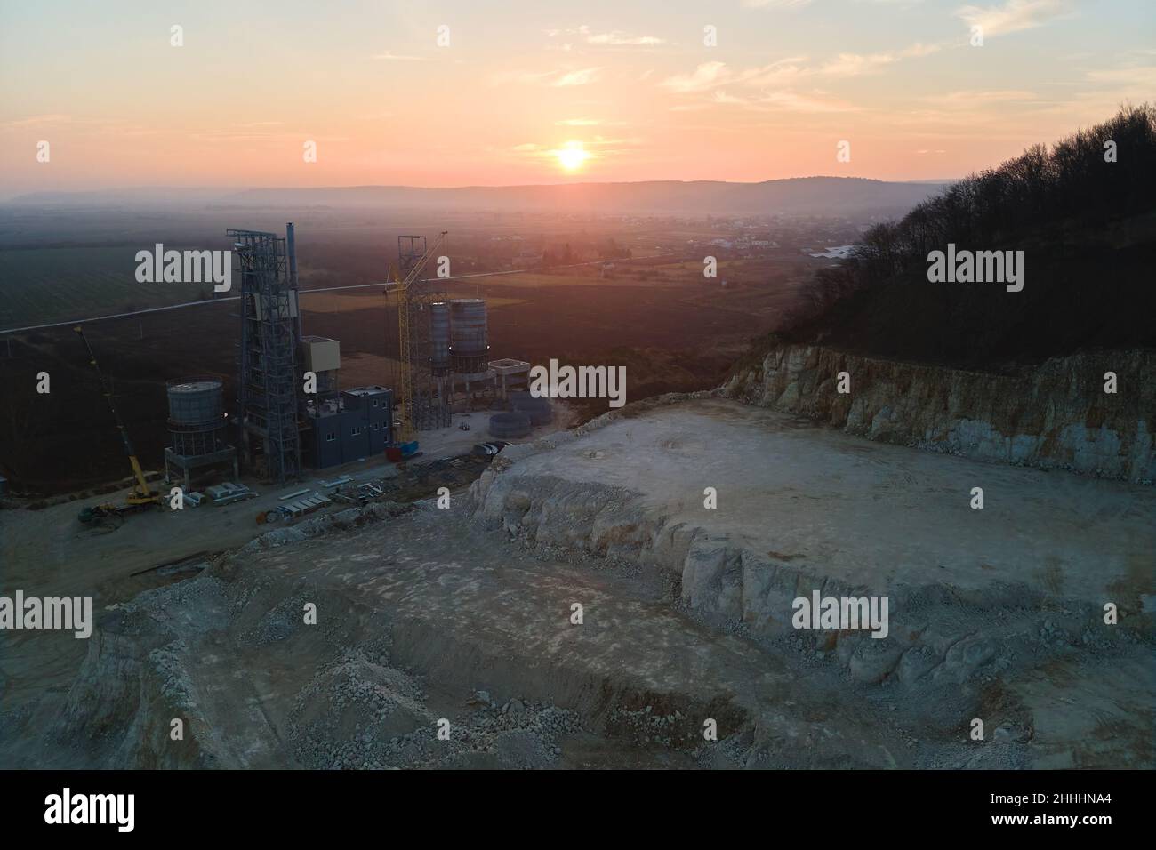 Usine de ciment à l'extraction à ciel ouvert de matériaux de ...