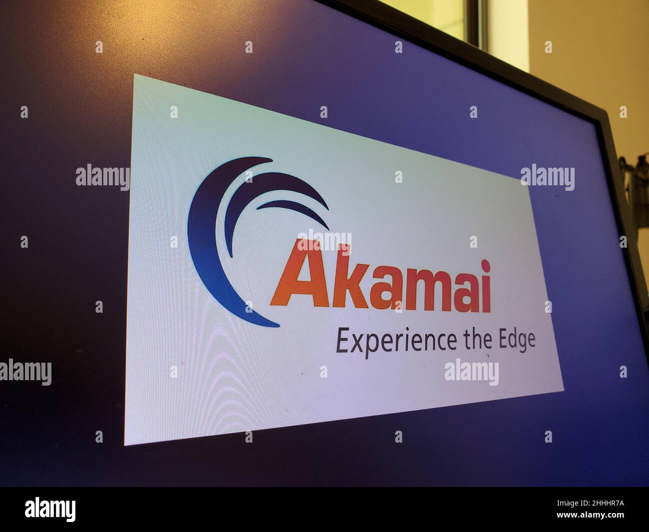 Gros plan du logo du service Content Delivery Network (CDN) Akamai sur ...