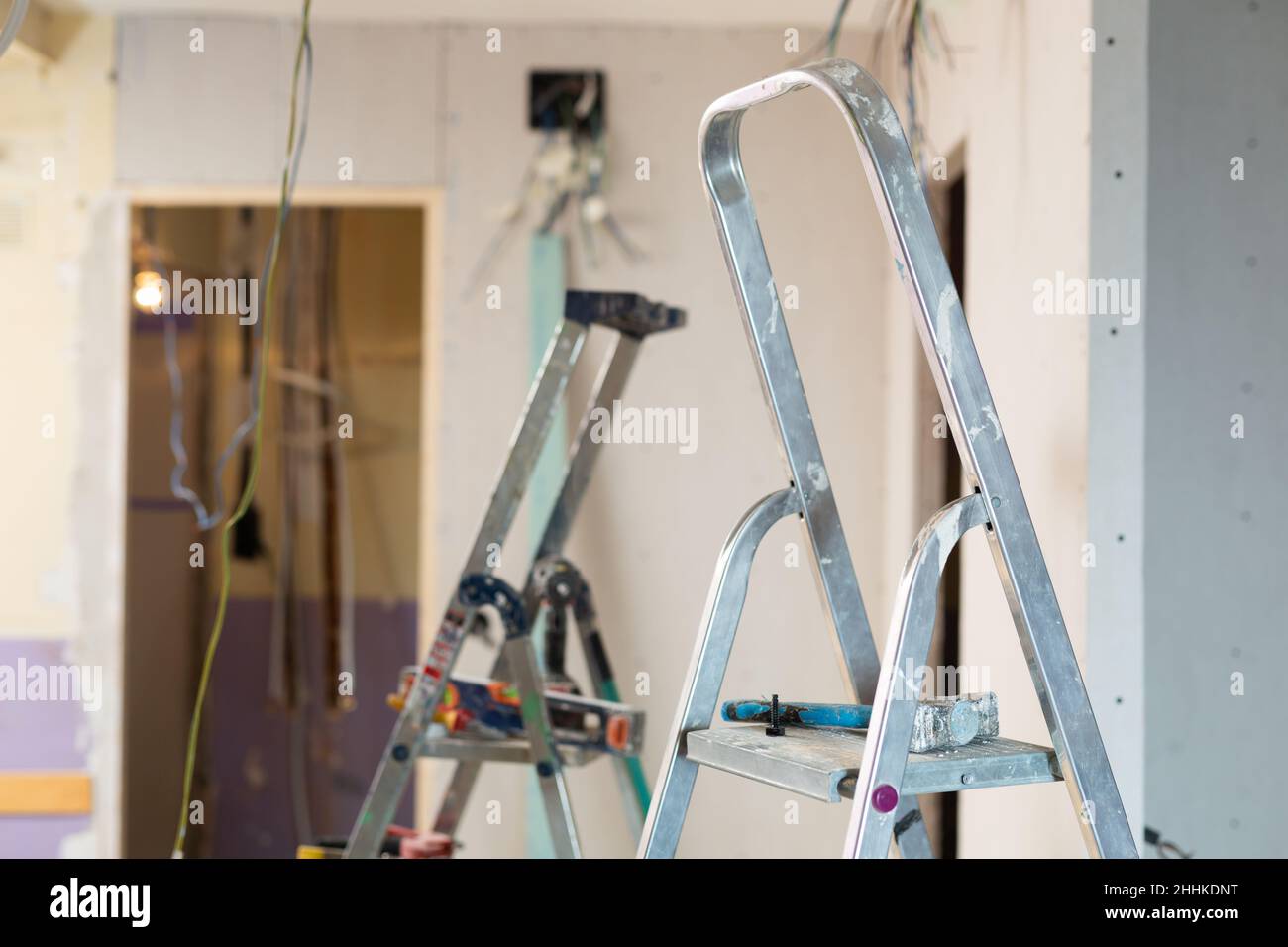 Intérieur de la pièce en cours de réparation avec escabeau et fils ...