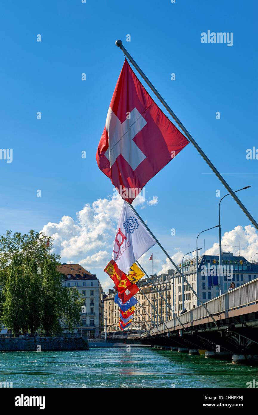 Drapeaux suisses geneve Banque de photographies et d’images à haute ...