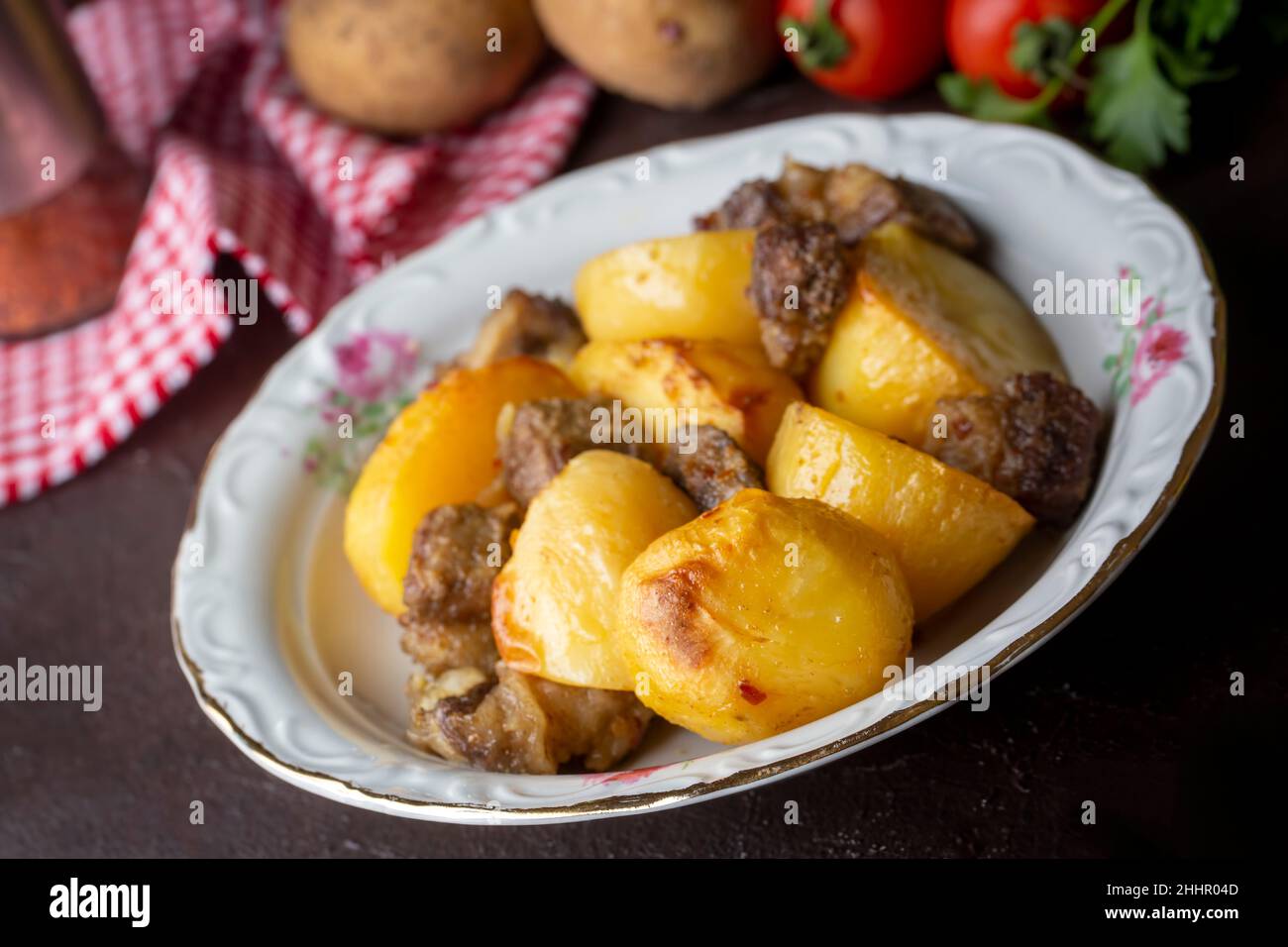 De délicieux plats traditionnels turcs ; plat de pommes de terre et de ...