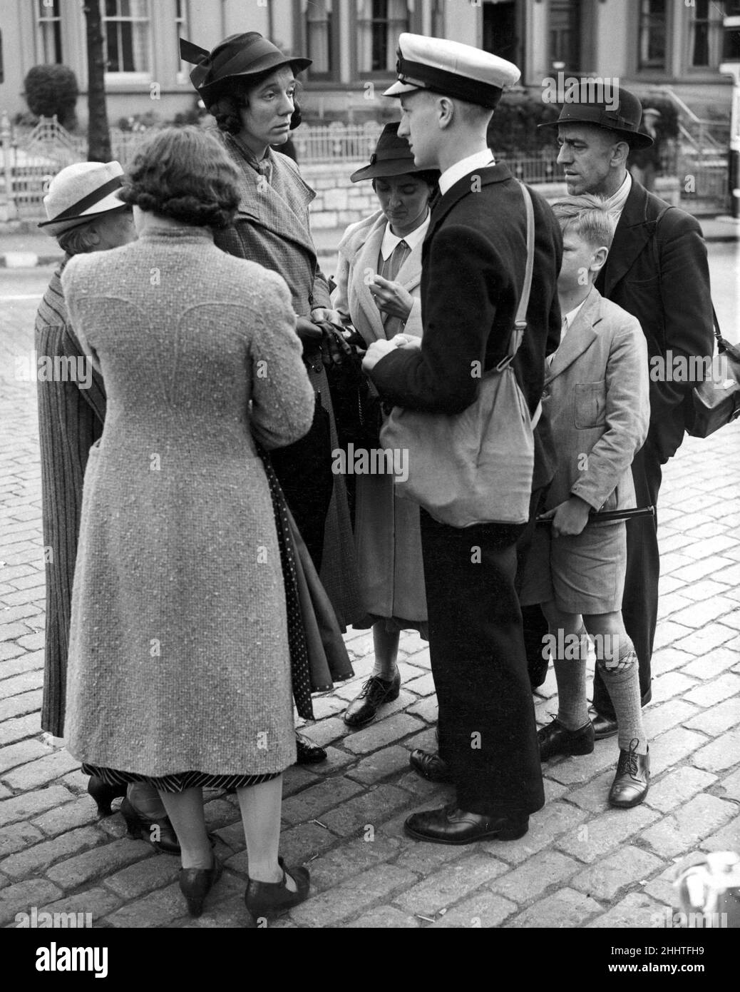 Un groupe de femmes se regroupent avec impatience autour d'un des ...