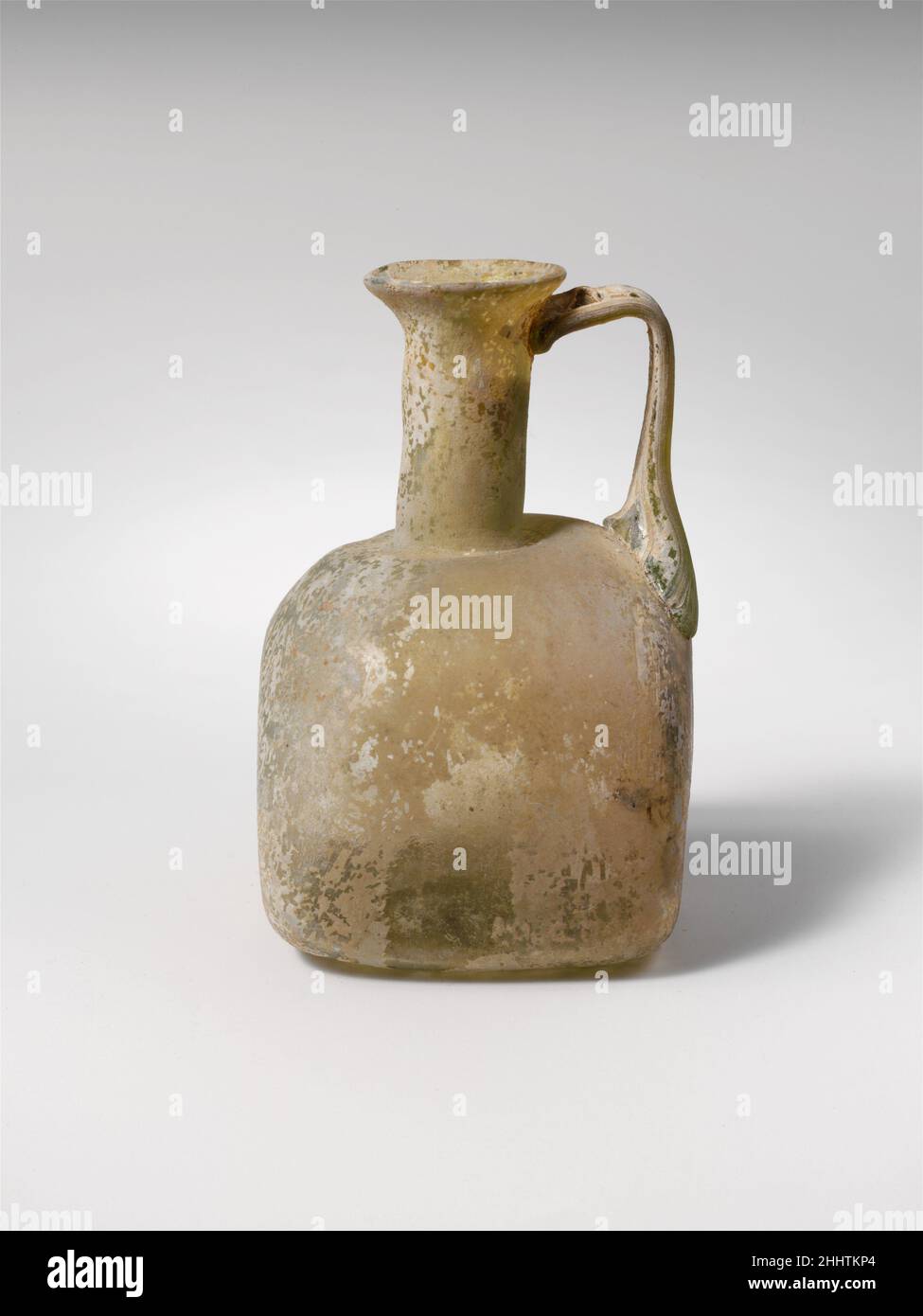 Carafe en verre 1st–3rd Century A.D. Roman petite carafe carrée à une ...