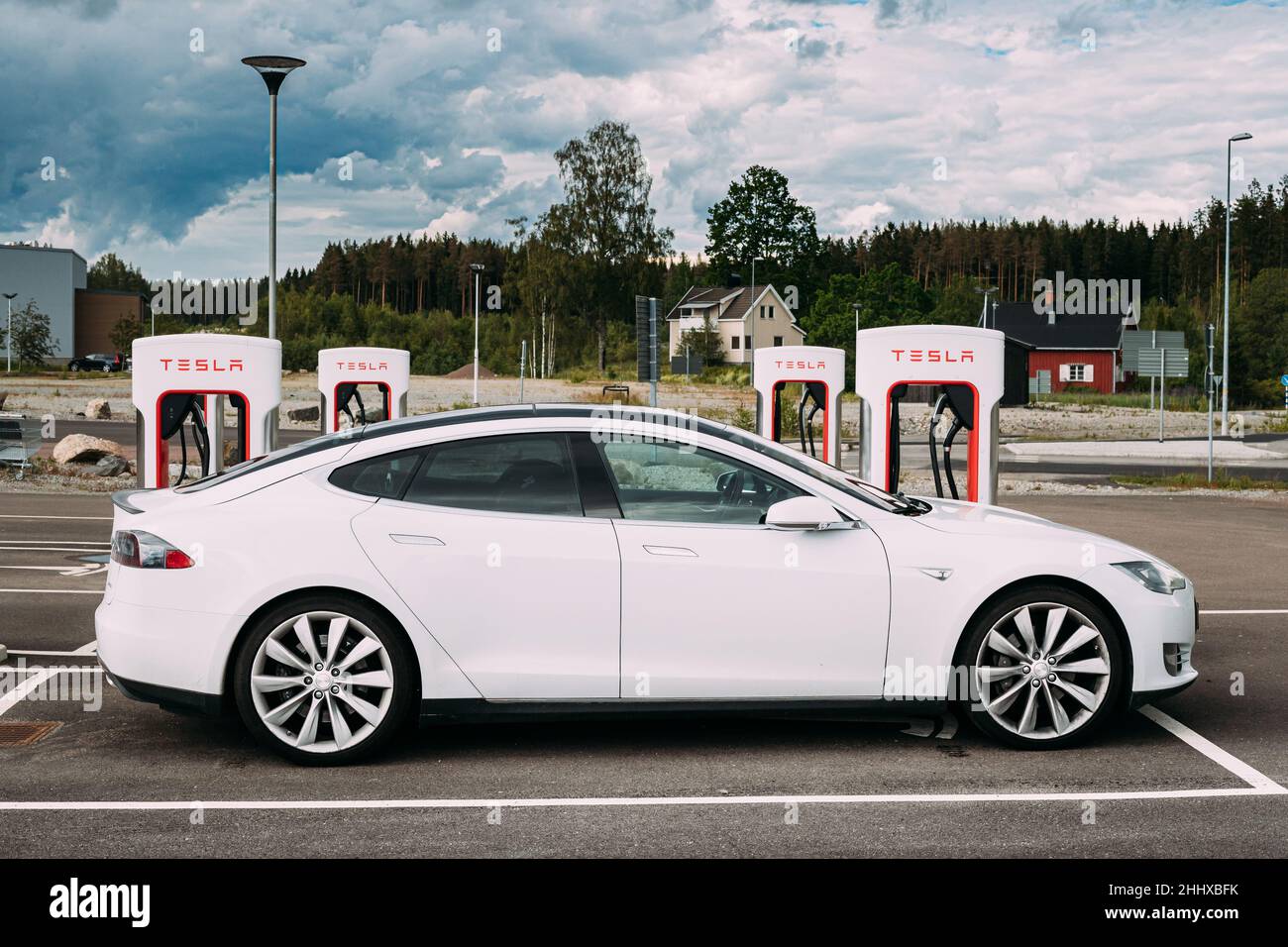 Voiture Tesla de couleur blanche modèle S P85 garée à la station de ...