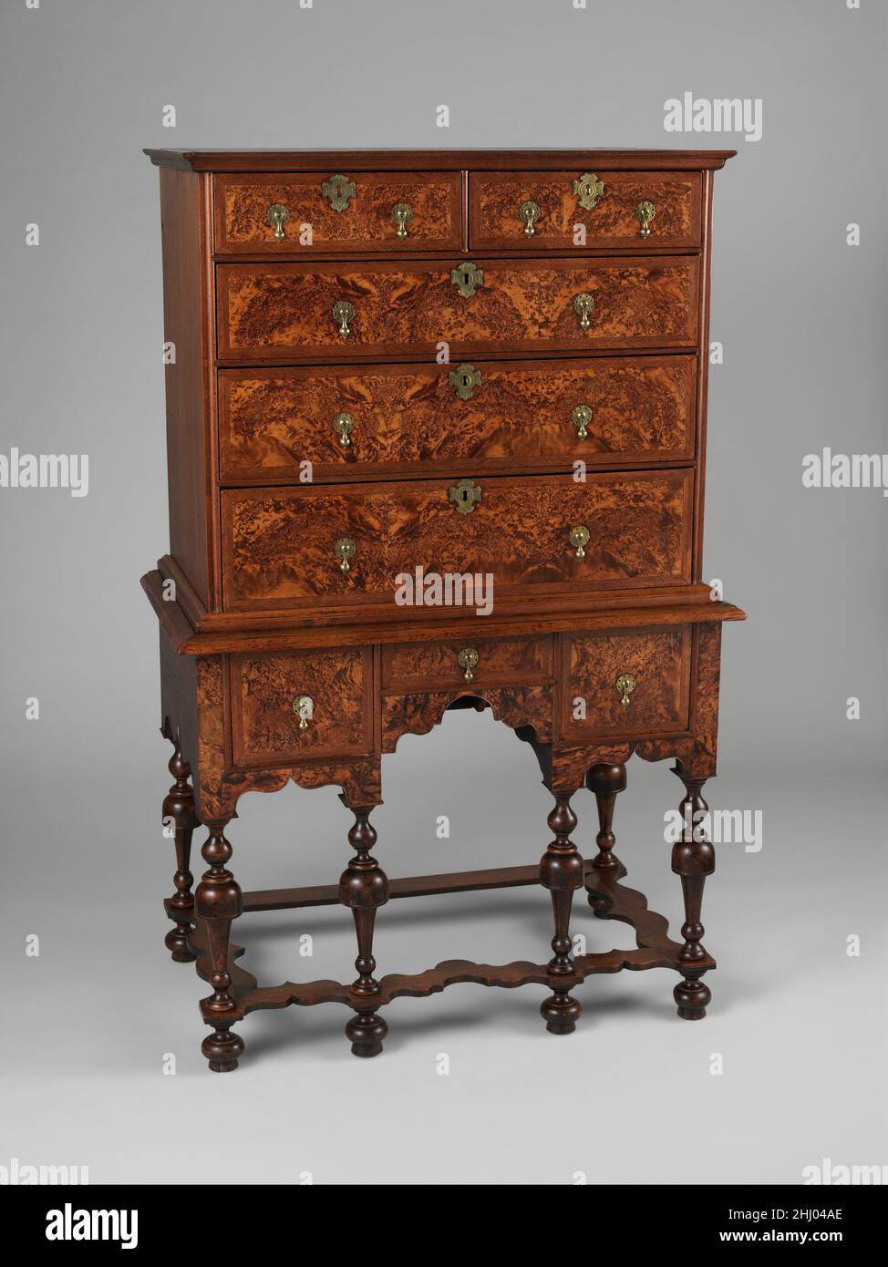 Commode haute 1700–1730 American les saisissantes boiseries en ronce d ...