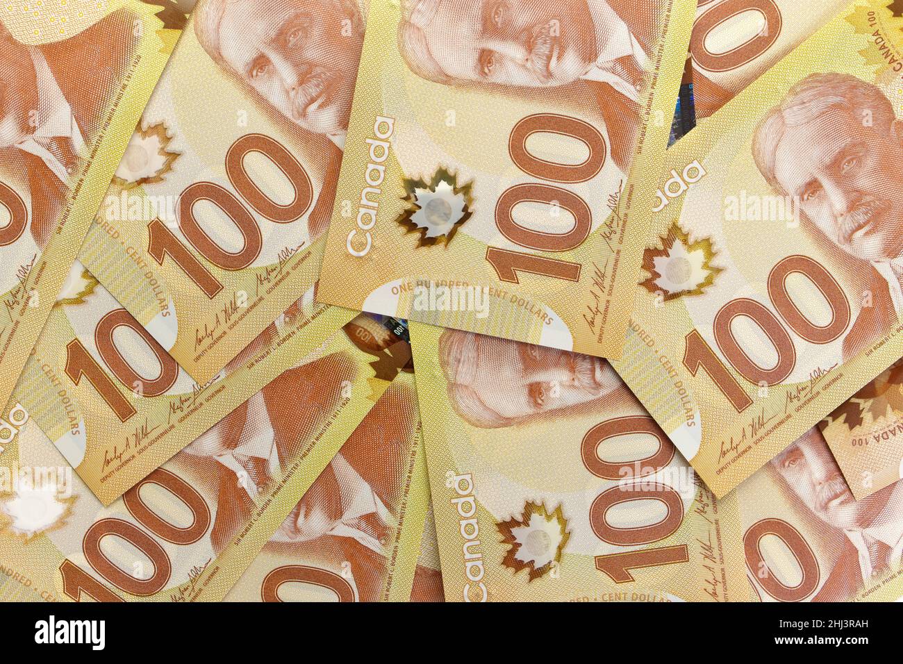 Stack canadian 100 dollar bills Banque de photographies et d’images à ...
