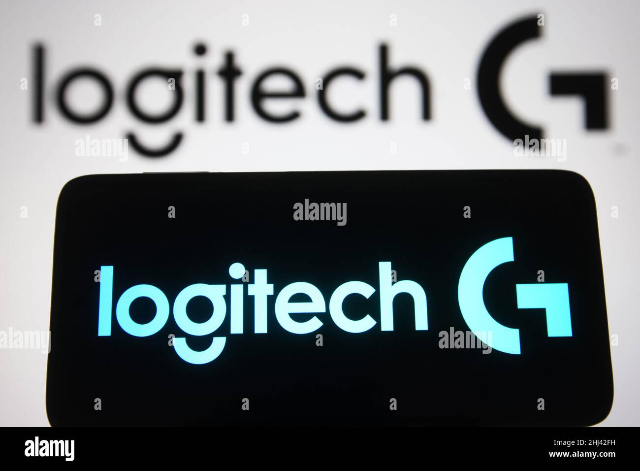 Dans cette illustration, un logo Logitech G apparaît sur un smartphone ...