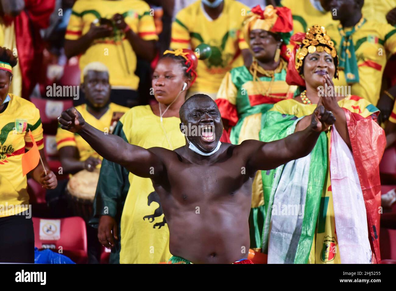 Limbe, Cameroun.26th janvier 2022.Un fan du Mali est vu avant le match ...