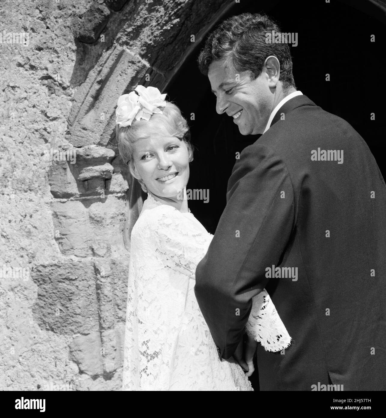 Petula Clark épouse Claude Wolff St Peter's Church à Lodsworth, Sussex ...