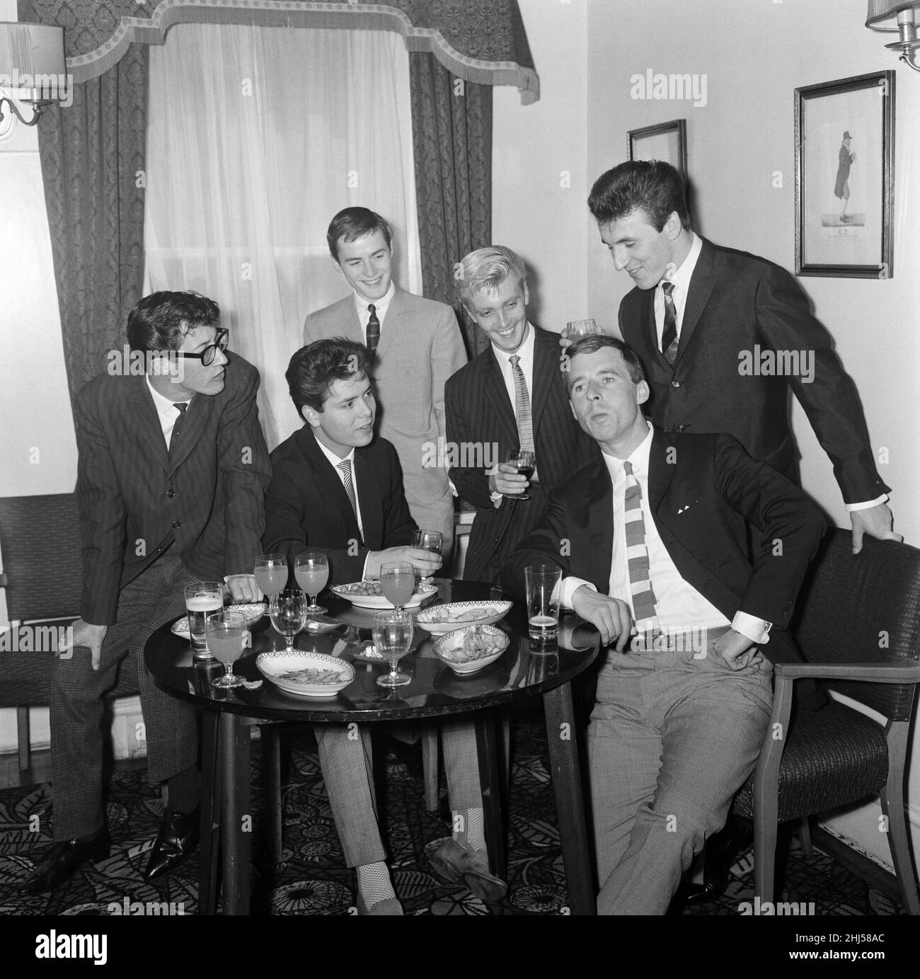 Cliff Richard and the Shadows, de gauche à droite, Hank B Marvin, Cliff ...
