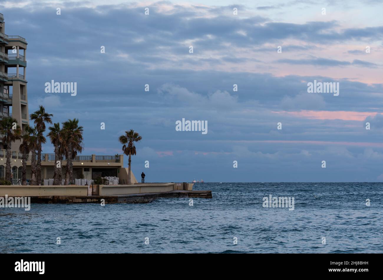 Saint Julian, Malte - 01 07 2022: Vue sur la marina, les palmiers et la ...