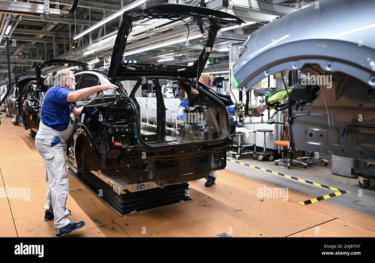 Volkswagen car factory production line Banque de photographies et d ...