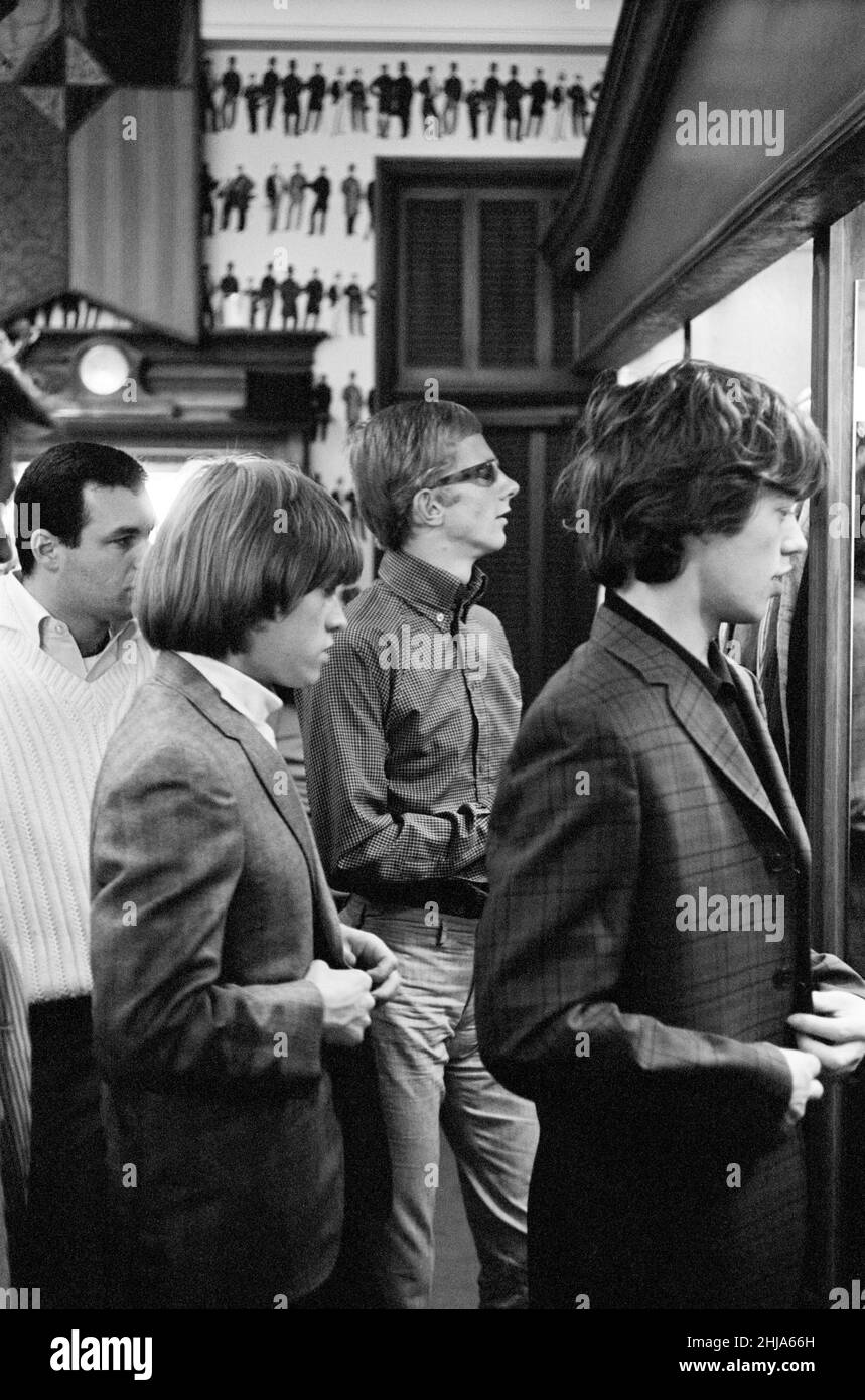 Brian Jones (l), Andrew Loog Oldham (centre) et Mick Jagger (r) le ...