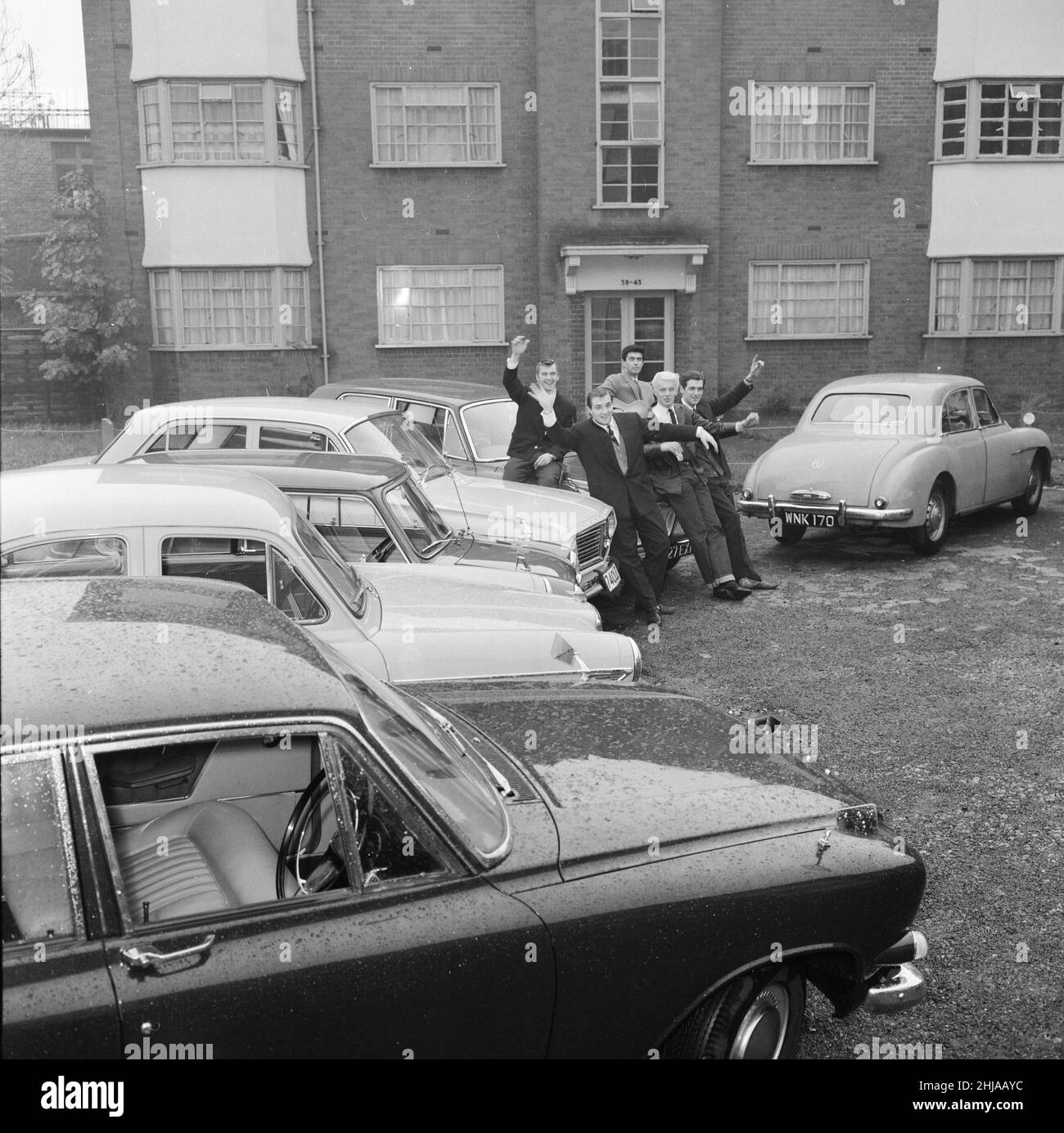 Les cinq membres du groupe pop Tornados Heinz Burt, George Bellamy ...