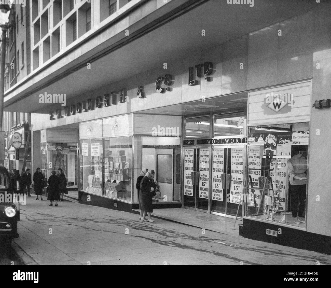 F w woolworths store Banque d'images noir et blanc - Alamy