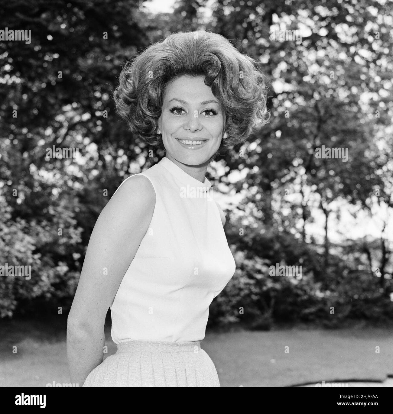 Irina Demick, actrice française, au Royaume-Uni pour commencer le ...