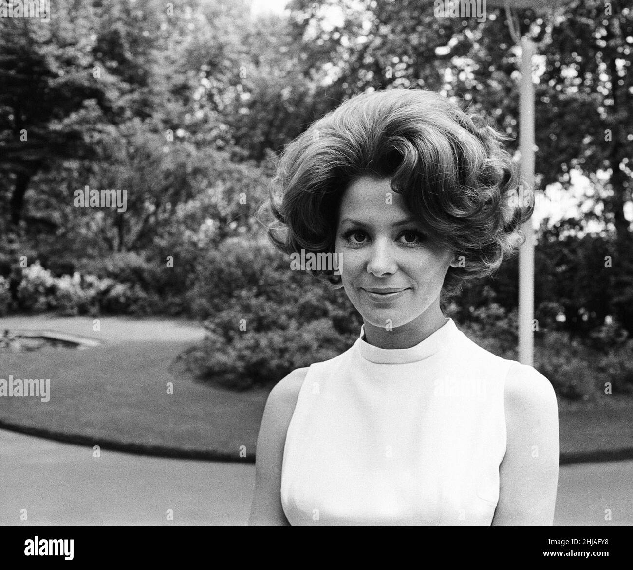 Irina Demick, actrice française, au Royaume-Uni pour commencer le ...