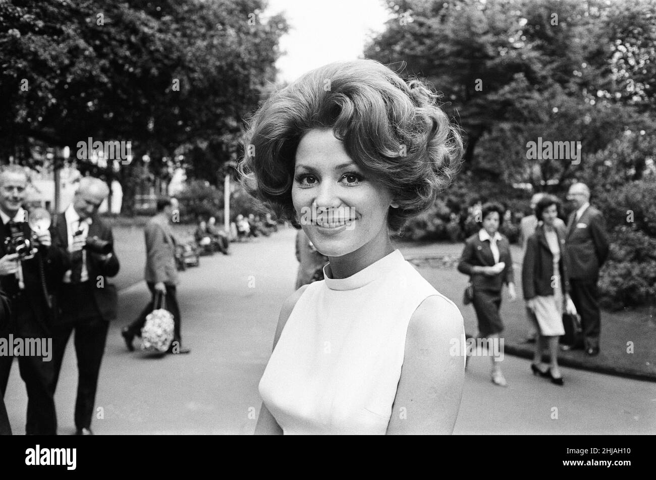 Irina Demick, actrice française, au Royaume-Uni pour commencer le ...