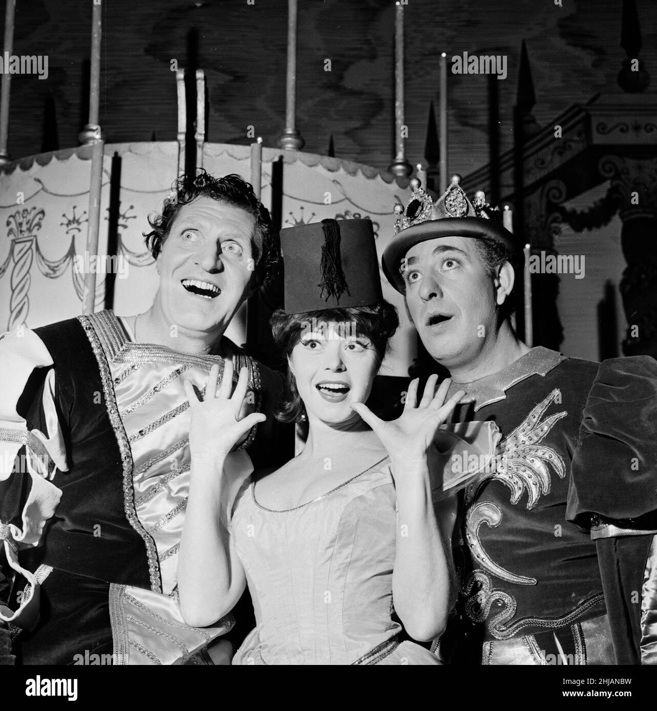 L'actrice Shani Wallis joue le rôle de Miranda avec les costars Tommy ...