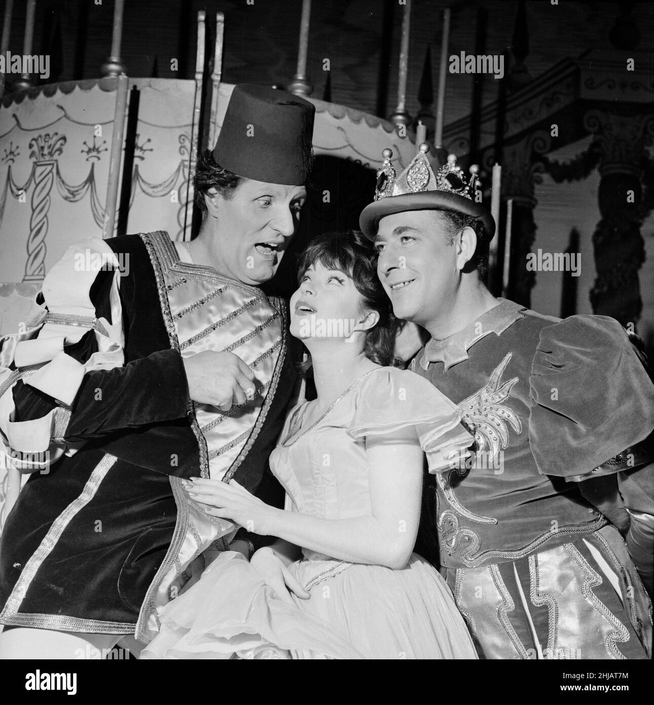 L'actrice Shani Wallis joue le rôle de Miranda avec les costars Tommy ...