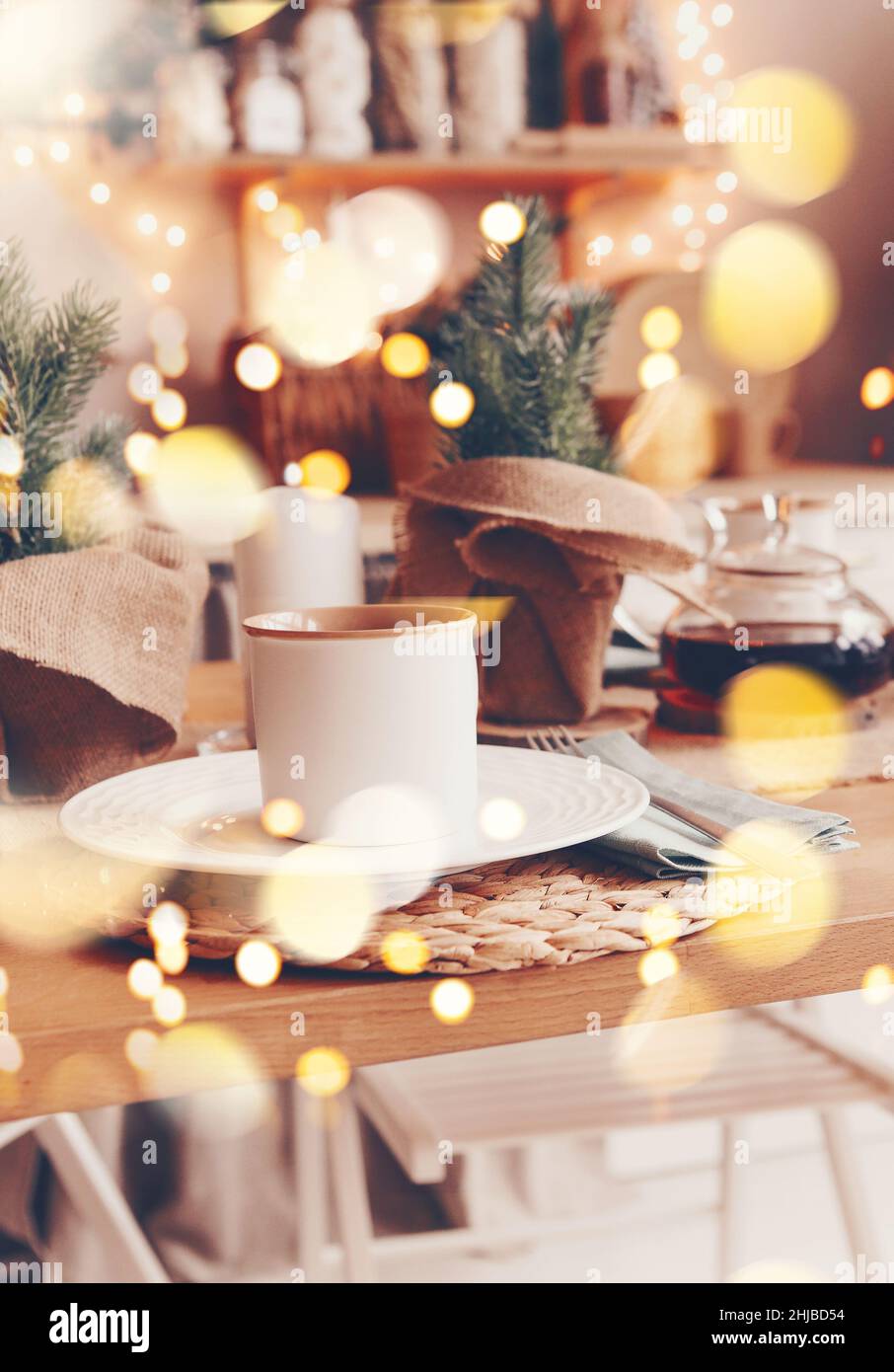 Comptoir de magasin de bonbons ou de café décoré de décorations de Noël ...